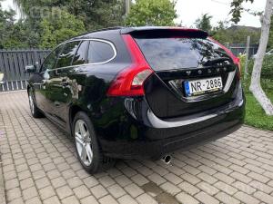 Black Volvo V60 2017 in Riga, with an engine capacity of 1.90 L and mileage of 130 thousand km for 10900 €, photo 6 on AUTOMOTO.COM.LV