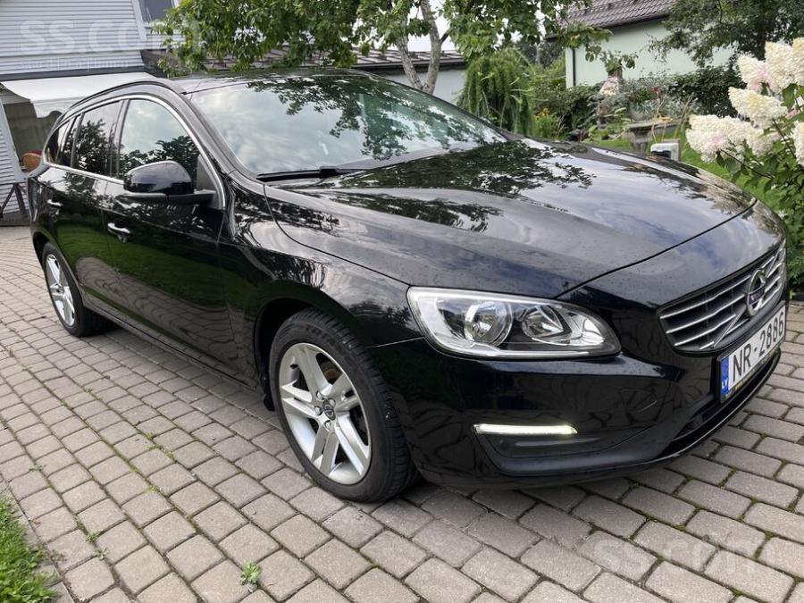 Black Volvo V60 2017 in Riga, with an engine capacity of 1.90 L and mileage of 130 thousand km for 10900 €, photo 10 on AUTOMOTO.COM.LV