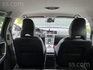 Black Volvo V60 2017 in Riga, with an engine capacity of 1.90 L and mileage of 130 thousand km for 10900 €, photo 13 on AUTOMOTO.COM.LV