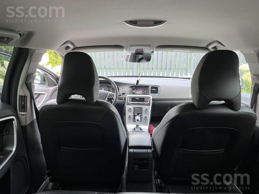 Black Volvo V60 2017 in Riga, with an engine capacity of 1.90 L and mileage of 130 thousand km for 10900 €, photo 13 on AUTOMOTO.COM.LV