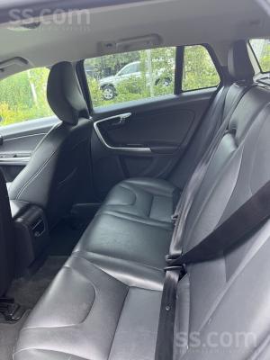 Black Volvo V60 2017 in Riga, with an engine capacity of 1.90 L and mileage of 130 thousand km for 10900 €, photo 14 on AUTOMOTO.COM.LV