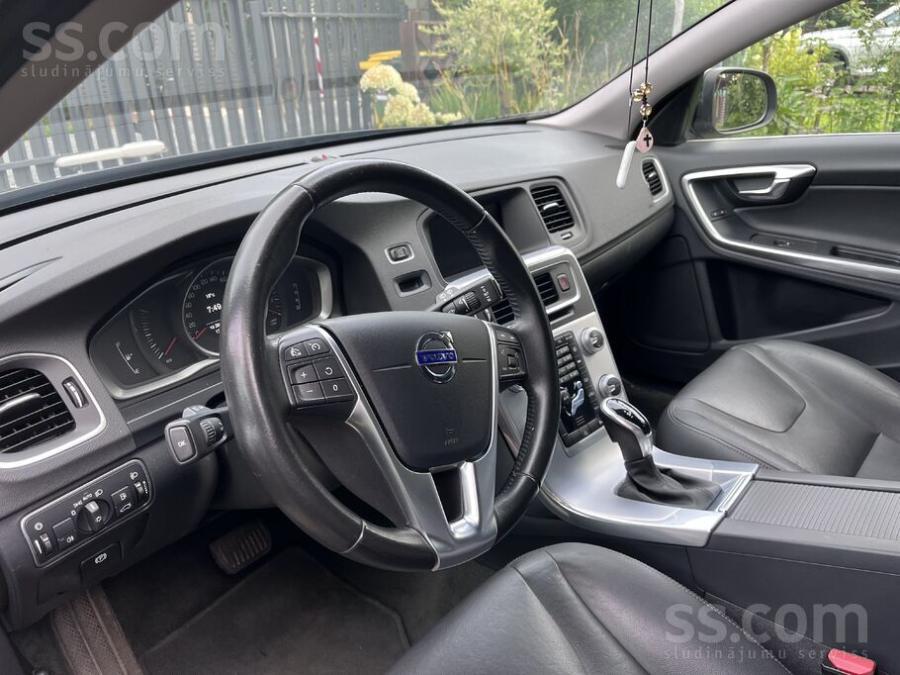 Black Volvo V60 2017 in Riga, with an engine capacity of 1.90 L and mileage of 130 thousand km for 10900 €, photo 17 on AUTOMOTO.COM.LV
