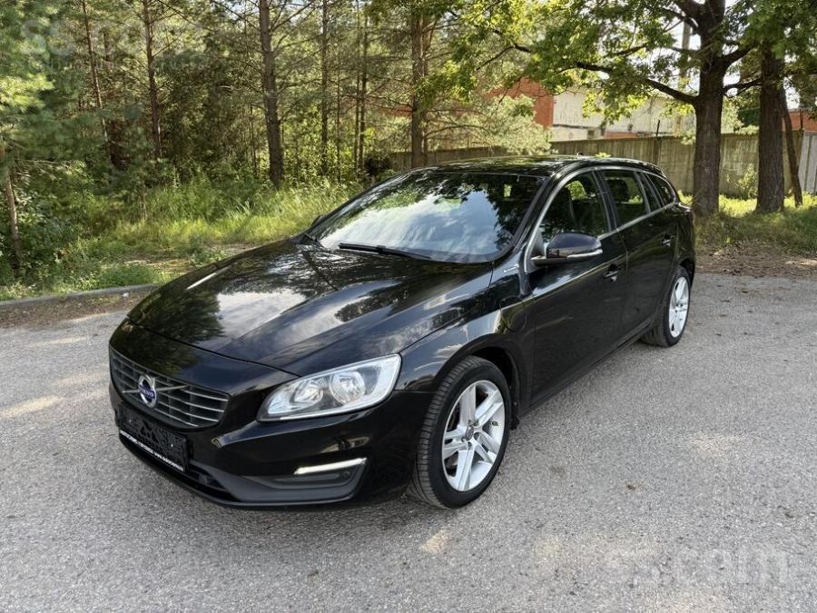 Black Volvo V60 2017 in Ogre, with an engine capacity of 2.40 L and mileage of 255 thousand km for 9199 €, photo 1 on AUTOMOTO.COM.LV