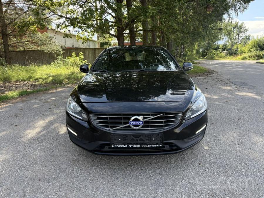 Black Volvo V60 2017 in Ogre, with an engine capacity of 2.40 L and mileage of 255 thousand km for 9199 €, photo 3 on AUTOMOTO.COM.LV
