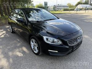 Black Volvo V60 2017 in Ogre, with an engine capacity of 2.40 L and mileage of 255 thousand km for 9199 €, photo 4 on AUTOMOTO.COM.LV