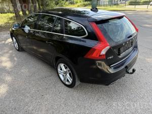Black Volvo V60 2017 in Ogre, with an engine capacity of 2.40 L and mileage of 255 thousand km for 9199 €, photo 5 on AUTOMOTO.COM.LV
