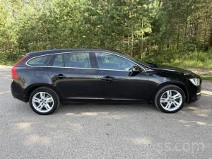 Black Volvo V60 2017 in Ogre, with an engine capacity of 2.40 L and mileage of 255 thousand km for 9199 €, photo 9 on AUTOMOTO.COM.LV