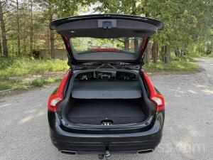 Black Volvo V60 2017 in Ogre, with an engine capacity of 2.40 L and mileage of 255 thousand km for 9199 €, photo 10 on AUTOMOTO.COM.LV