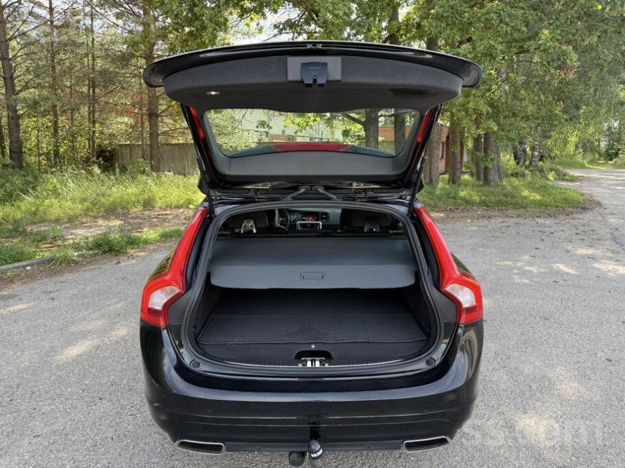 Black Volvo V60 2017 in Ogre, with an engine capacity of 2.40 L and mileage of 255 thousand km for 9199 €, photo 10 on AUTOMOTO.COM.LV