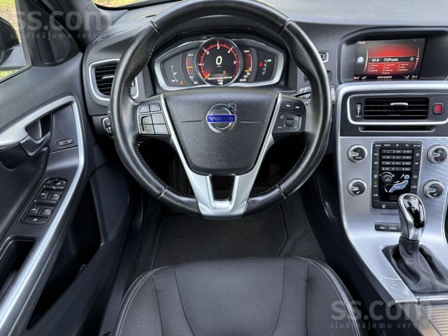 Black Volvo V60 2017 in Ogre, with an engine capacity of 2.40 L and mileage of 255 thousand km for 9199 €, photo 11 on AUTOMOTO.COM.LV