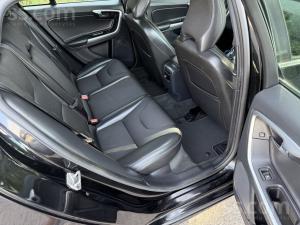 Black Volvo V60 2017 in Ogre, with an engine capacity of 2.40 L and mileage of 255 thousand km for 9199 €, photo 12 on AUTOMOTO.COM.LV
