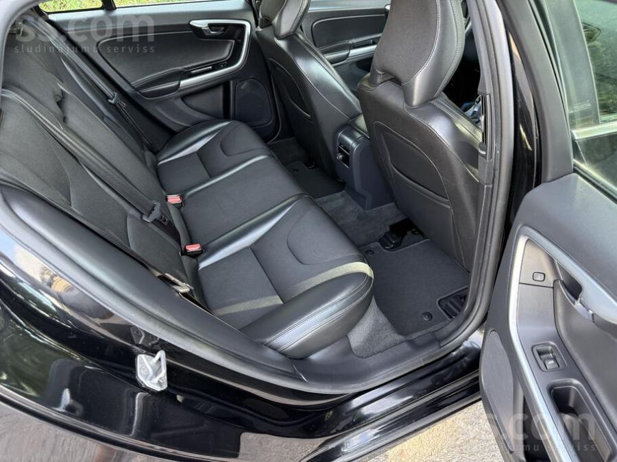 Black Volvo V60 2017 in Ogre, with an engine capacity of 2.40 L and mileage of 255 thousand km for 9199 €, photo 12 on AUTOMOTO.COM.LV