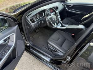 Black Volvo V60 2017 in Ogre, with an engine capacity of 2.40 L and mileage of 255 thousand km for 9199 €, photo 13 on AUTOMOTO.COM.LV
