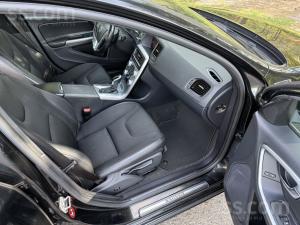 Black Volvo V60 2017 in Ogre, with an engine capacity of 2.40 L and mileage of 255 thousand km for 9199 €, photo 14 on AUTOMOTO.COM.LV