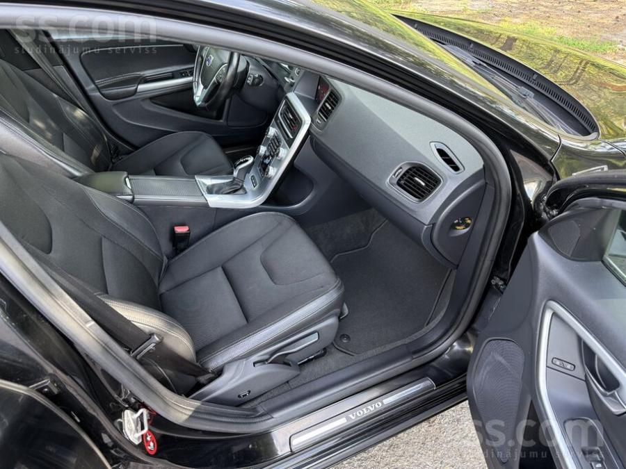 Black Volvo V60 2017 in Ogre, with an engine capacity of 2.40 L and mileage of 255 thousand km for 9199 €, photo 14 on AUTOMOTO.COM.LV
