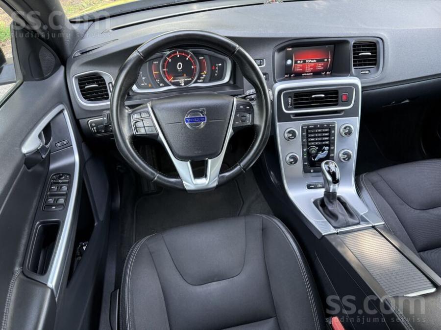 Black Volvo V60 2017 in Ogre, with an engine capacity of 2.40 L and mileage of 255 thousand km for 9199 €, photo 15 on AUTOMOTO.COM.LV