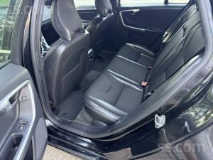 Black Volvo V60 2017 in Ogre, with an engine capacity of 2.40 L and mileage of 255 thousand km for 9199 €, photo 16 on AUTOMOTO.COM.LV