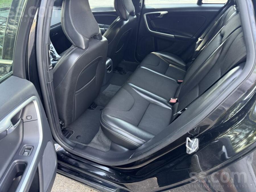 Black Volvo V60 2017 in Ogre, with an engine capacity of 2.40 L and mileage of 255 thousand km for 9199 €, photo 16 on AUTOMOTO.COM.LV
