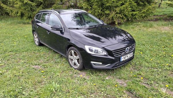 Black Volvo V60 2017 in Vievis, with an engine capacity of 1.97 L and mileage of 302 thousand km for 6500 €, photo 1 on AUTOMOTO.COM.LV