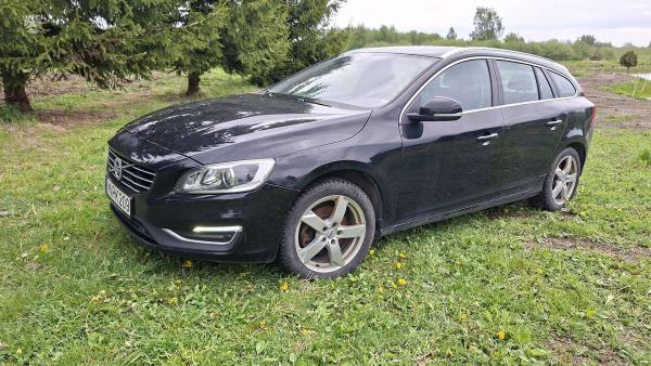 Black Volvo V60 2017 in Vievis, with an engine capacity of 1.97 L and mileage of 302 thousand km for 6500 €, photo 2 on AUTOMOTO.COM.LV