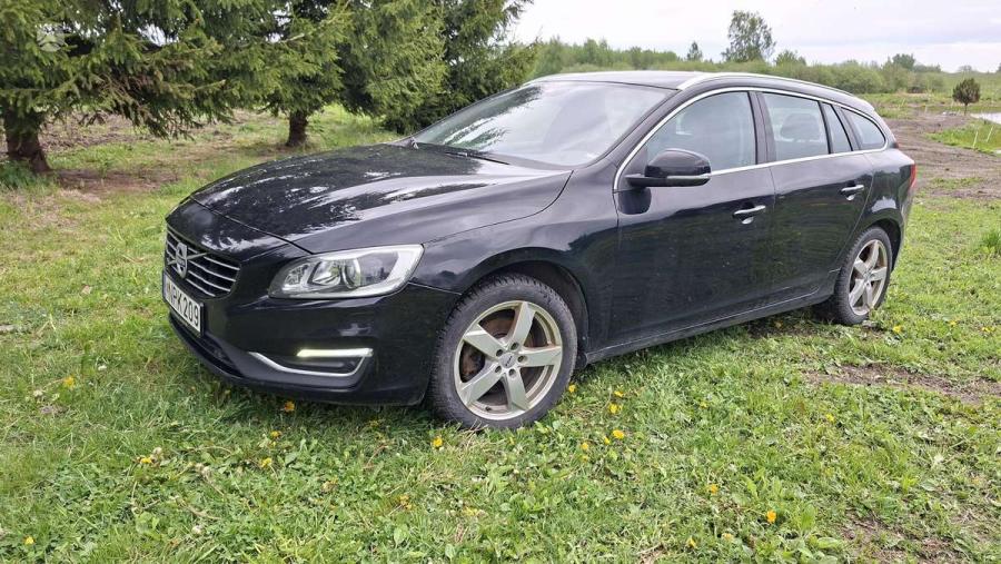 Black Volvo V60 2017 in Vievis, with an engine capacity of 1.97 L and mileage of 302 thousand km for 6500 €, photo 3 on AUTOMOTO.COM.LV