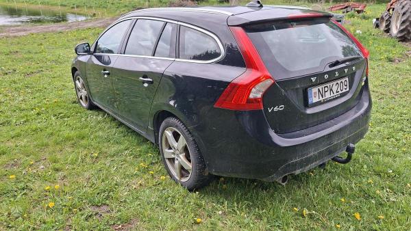 Black Volvo V60 2017 in Vievis, with an engine capacity of 1.97 L and mileage of 302 thousand km for 6500 €, photo 3 on AUTOMOTO.COM.LV