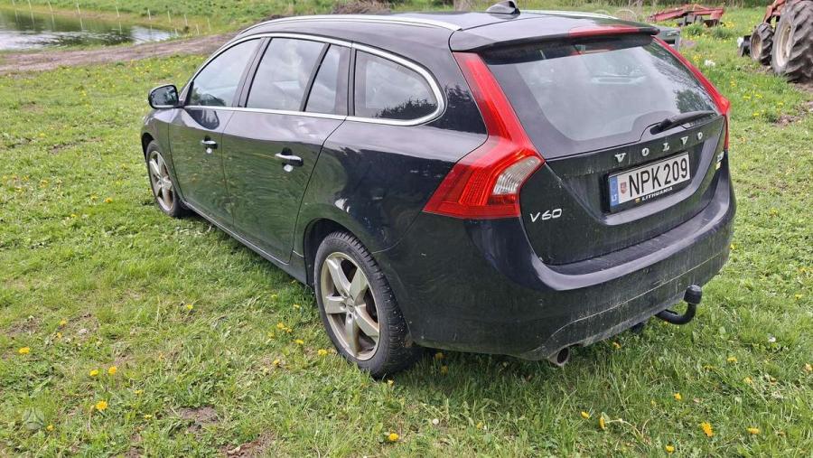 Black Volvo V60 2017 in Vievis, with an engine capacity of 1.97 L and mileage of 302 thousand km for 6500 €, photo 4 on AUTOMOTO.COM.LV