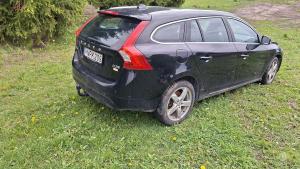 Black Volvo V60 2017 in Vievis, with an engine capacity of 1.97 L and mileage of 302 thousand km for 6500 €, photo 5 on AUTOMOTO.COM.LV