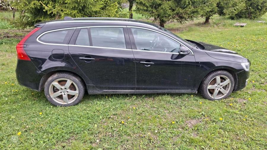 Black Volvo V60 2017 in Vievis, with an engine capacity of 1.97 L and mileage of 302 thousand km for 6500 €, photo 6 on AUTOMOTO.COM.LV