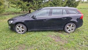 Black Volvo V60 2017 in Vievis, with an engine capacity of 1.97 L and mileage of 302 thousand km for 6500 €, photo 7 on AUTOMOTO.COM.LV