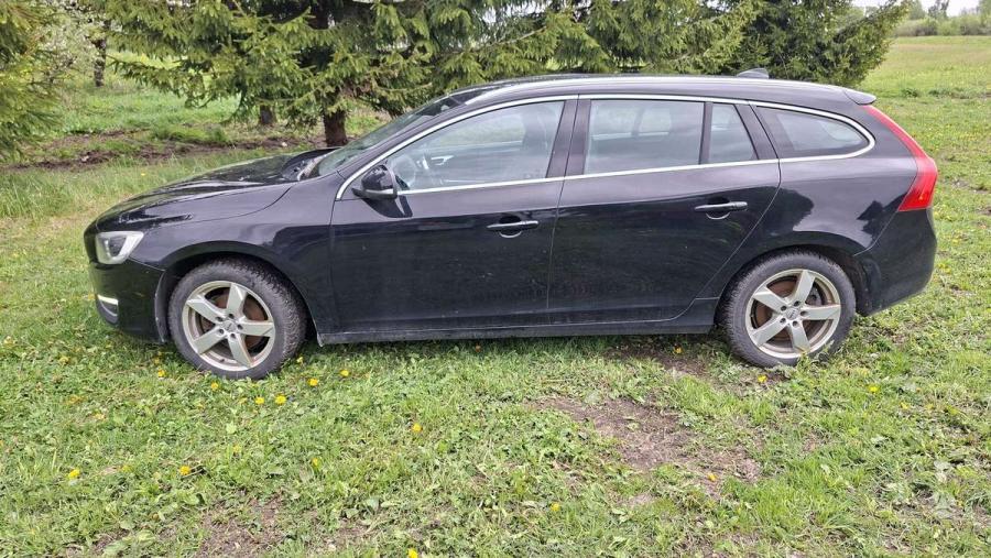Black Volvo V60 2017 in Vievis, with an engine capacity of 1.97 L and mileage of 302 thousand km for 6500 €, photo 7 on AUTOMOTO.COM.LV