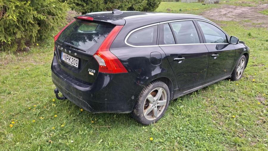 Black Volvo V60 2017 in Vievis, with an engine capacity of 1.97 L and mileage of 302 thousand km for 6500 €, photo 8 on AUTOMOTO.COM.LV