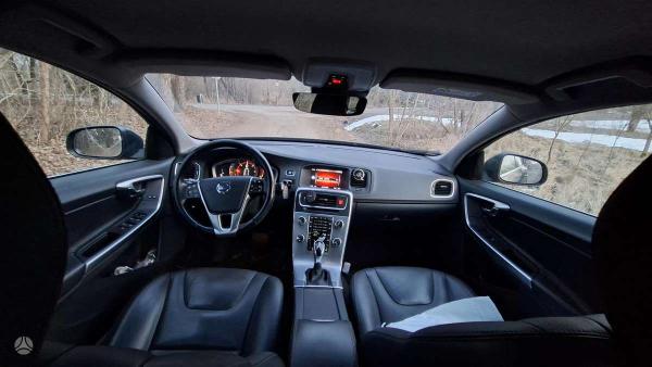 Black Volvo V60 2017 in Vievis, with an engine capacity of 1.97 L and mileage of 302 thousand km for 6500 €, photo 8 on AUTOMOTO.COM.LV