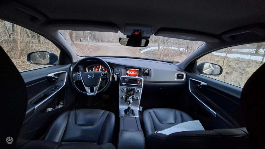 Black Volvo V60 2017 in Vievis, with an engine capacity of 1.97 L and mileage of 302 thousand km for 6500 €, photo 9 on AUTOMOTO.COM.LV