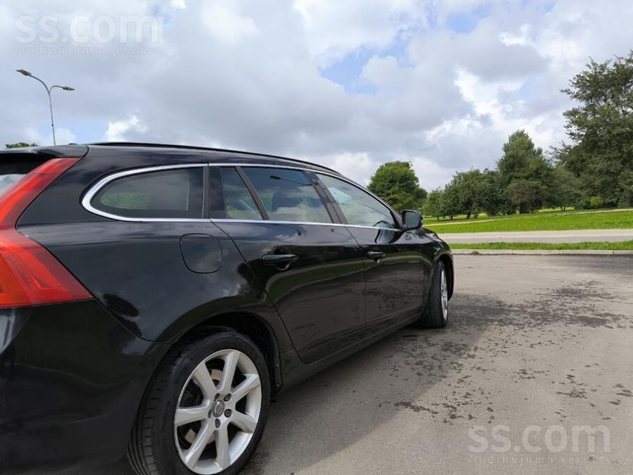 Melns Volvo V60 2017 Rīga, ar dzinēja tilpumu 2.00 L un nobraukumu 266 tūkst. km par 8500 €, foto 5 vietnē AUTOMOTO.COM.LV