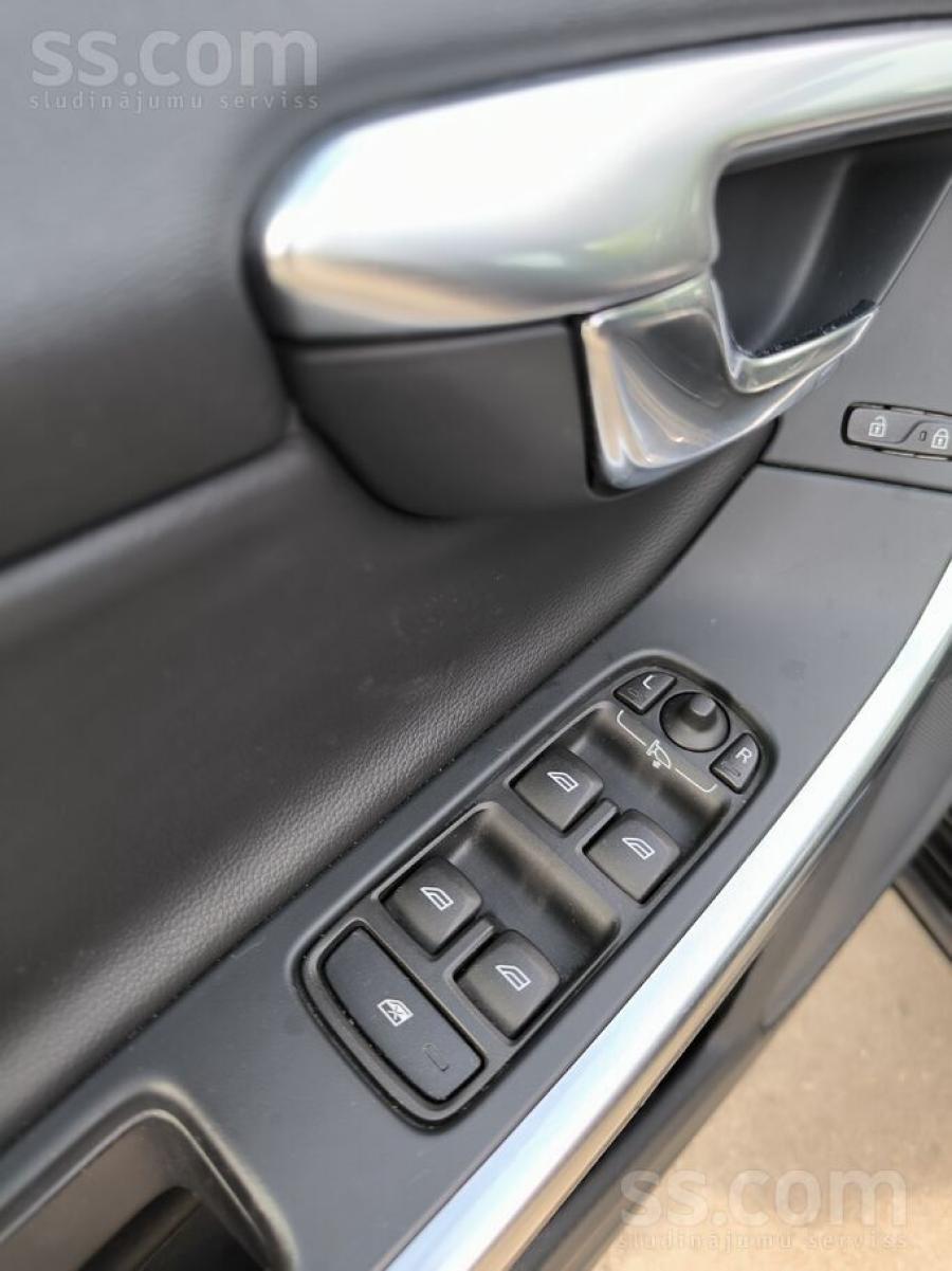 Melns Volvo V60 2017 Rīga, ar dzinēja tilpumu 2.00 L un nobraukumu 266 tūkst. km par 8500 €, foto 12 vietnē AUTOMOTO.COM.LV