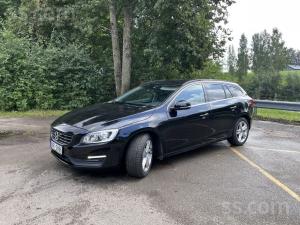 Black Volvo V60 2017 in Riga, with an engine capacity of 2.00 L and mileage of 130 thousand km for 9990 €, photo 3 on AUTOMOTO.COM.LV