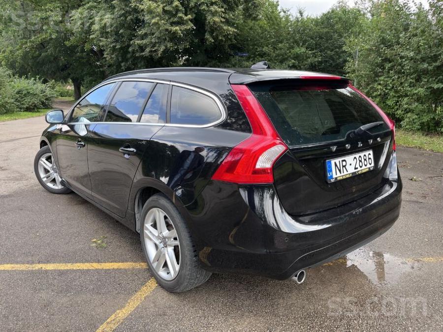 Black Volvo V60 2017 in Riga, with an engine capacity of 2.00 L and mileage of 130 thousand km for 9990 €, photo 4 on AUTOMOTO.COM.LV