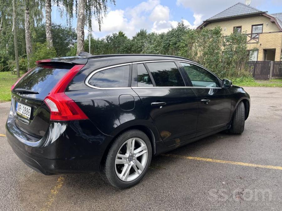 Black Volvo V60 2017 in Riga, with an engine capacity of 2.00 L and mileage of 130 thousand km for 9990 €, photo 5 on AUTOMOTO.COM.LV