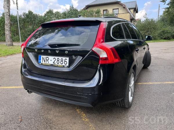 Black Volvo V60 2017 in Riga, with an engine capacity of 2.00 L and mileage of 130 thousand km for 9990 €, photo 5 on AUTOMOTO.COM.LV