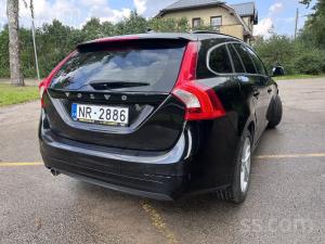 Black Volvo V60 2017 in Riga, with an engine capacity of 2.00 L and mileage of 130 thousand km for 9990 €, photo 6 on AUTOMOTO.COM.LV