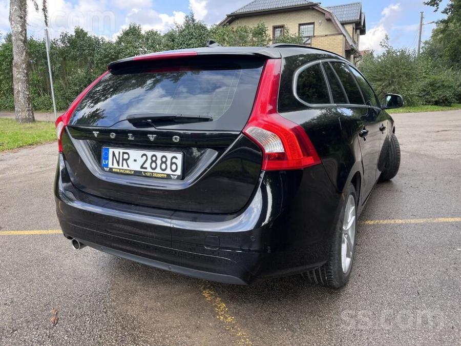 Black Volvo V60 2017 in Riga, with an engine capacity of 2.00 L and mileage of 130 thousand km for 9990 €, photo 6 on AUTOMOTO.COM.LV