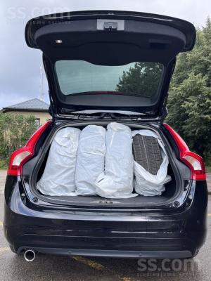 Black Volvo V60 2017 in Riga, with an engine capacity of 2.00 L and mileage of 130 thousand km for 9990 €, photo 7 on AUTOMOTO.COM.LV