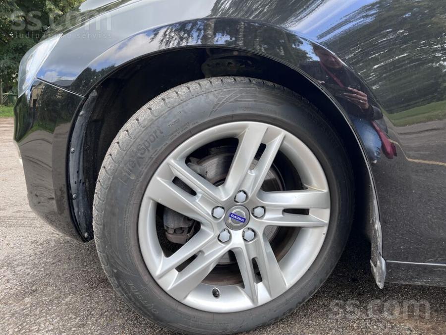 Black Volvo V60 2017 in Riga, with an engine capacity of 2.00 L and mileage of 130 thousand km for 9990 €, photo 8 on AUTOMOTO.COM.LV