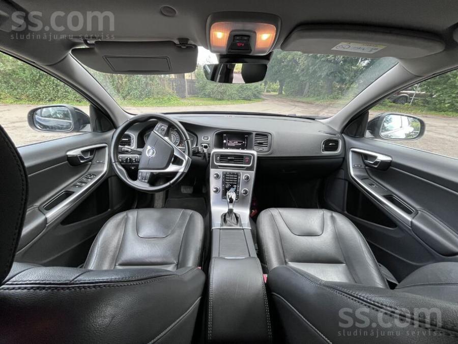 Black Volvo V60 2017 in Riga, with an engine capacity of 2.00 L and mileage of 130 thousand km for 9990 €, photo 11 on AUTOMOTO.COM.LV