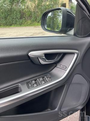 Black Volvo V60 2017 in Riga, with an engine capacity of 2.00 L and mileage of 130 thousand km for 9990 €, photo 12 on AUTOMOTO.COM.LV