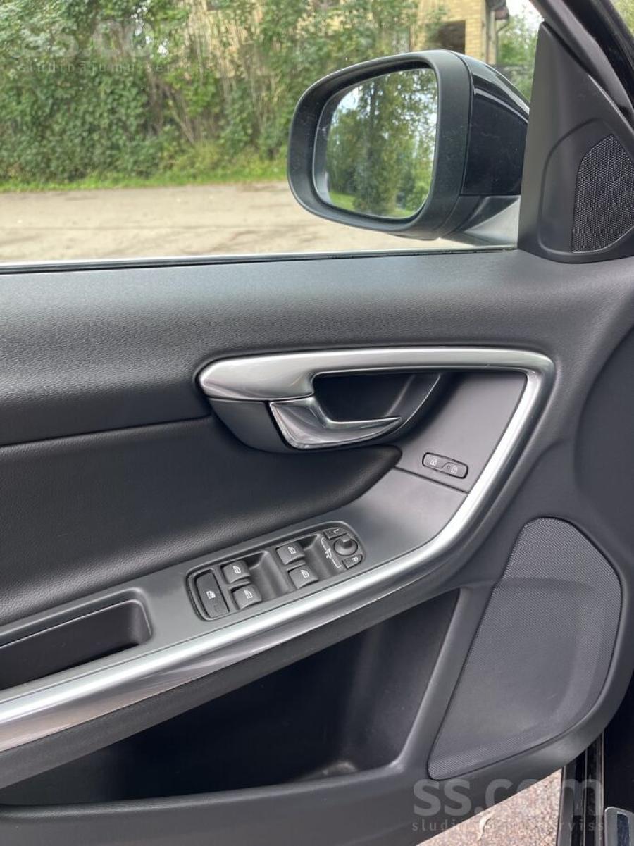 Black Volvo V60 2017 in Riga, with an engine capacity of 2.00 L and mileage of 130 thousand km for 9990 €, photo 12 on AUTOMOTO.COM.LV