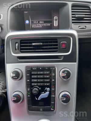 Black Volvo V60 2017 in Riga, with an engine capacity of 2.00 L and mileage of 130 thousand km for 9990 €, photo 13 on AUTOMOTO.COM.LV