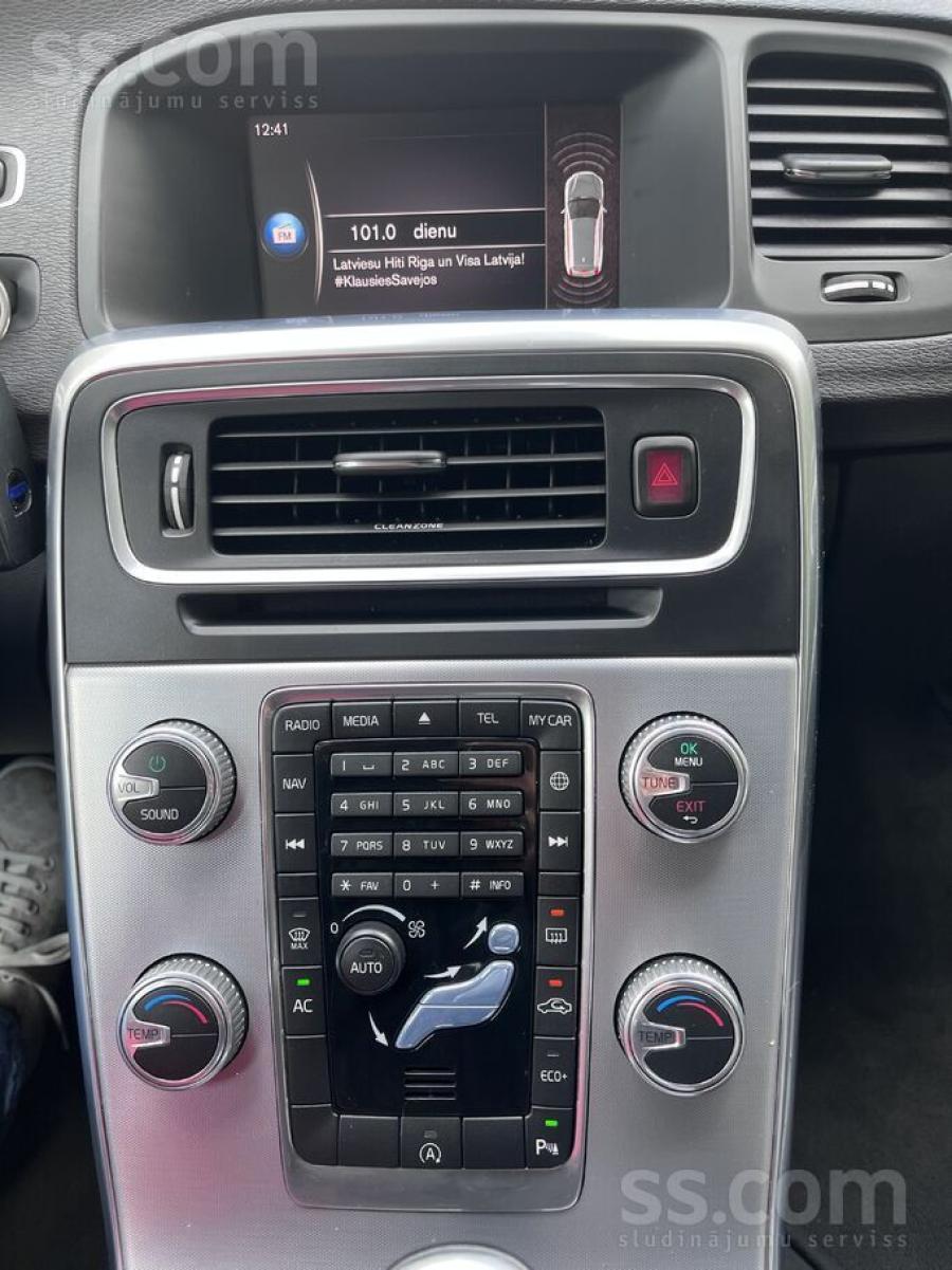 Black Volvo V60 2017 in Riga, with an engine capacity of 2.00 L and mileage of 130 thousand km for 9990 €, photo 13 on AUTOMOTO.COM.LV