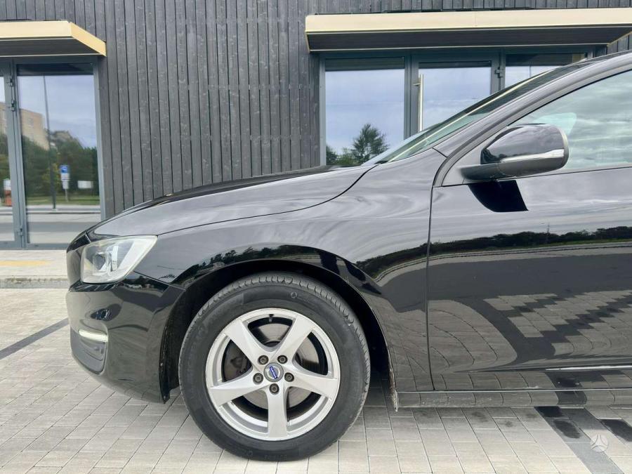Melns Volvo V60 2017 Šauļi, ar dzinēja tilpumu 1.97 L un nobraukumu 215 tūkst. km par 6750 €, foto 5 vietnē AUTOMOTO.COM.LV